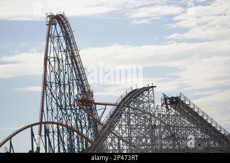 Damage from a fire on the Colossus roller coaster at Magic Mountain in ...