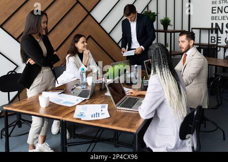 Treffen der Mitarbeiter des Unternehmens mit einer Besprechung von ...