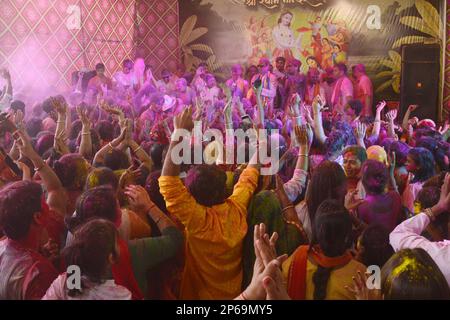 7. März 2023, Kalkutta, Indien: Die Menschen nehmen am Holi Festival ...
