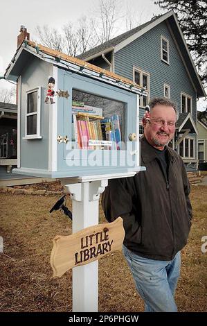 A Little Free Library steht an einer Straßenecke, 30. April 2023, in ...