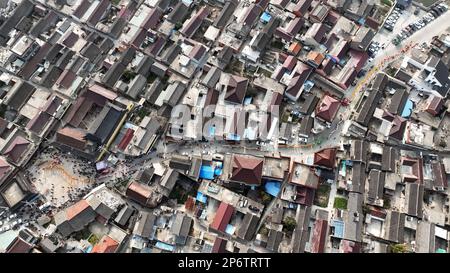 TAIZHOU, CHINA - 5. MÄRZ 2023 - Luftfoto zeigt einen Drachentanz ...