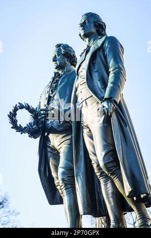Weimar, Deutschland. 28. Februar 2023. Das Goethe-Schiller-Denkmal ...