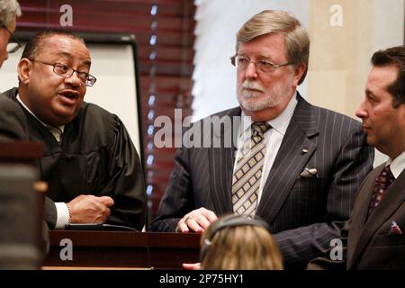 Judge Belvin Perry, left, talks defense attorney Jose Baez before the ...