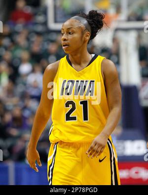 March 04, 2011: Iowa Hawkeyes guard Kachine Alexander (21) goes strong ...