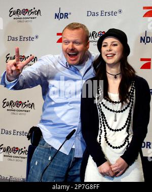 TV Moderator Stefan Raab, links, und die Saengerin Lena Meyer-Landruth ...