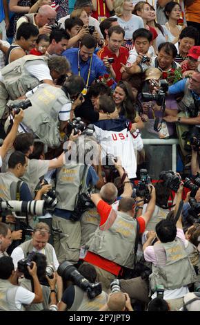 Michael Phelps hugs his mother after the USA team took the gold in Men ...