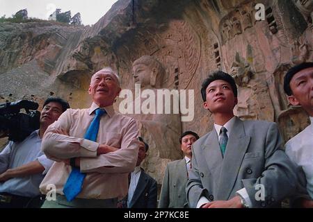 Singapore Senior Minister Lee Kuan Yew (left) toasting China's vice ...