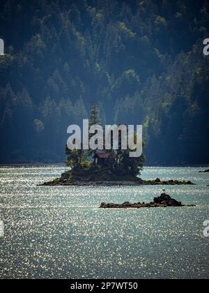 Wunderschöne Insel auf dem Eibsee in Grainau, Bayerische Alpen ...