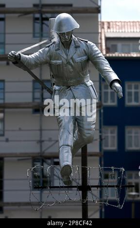 Soldat, von Conrad Schumann springen, Berlin wall Memorial Website ...