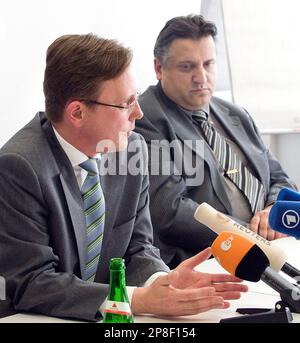 Der Insolvenzverwalter Biner Baehr, links, und Betriebsratsvorsitzender ...