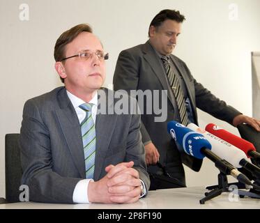 Der Insolvenzverwalter Biner Baehr, links, und Betriebsratsvorsitzender ...