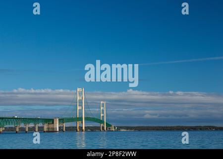 Eine lange Brücke, die die obere und untere Halbinsel von Michigan ...