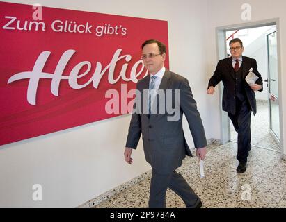 Der Insolvenzverwalter Biner Baehr, links, und Betriebsratsvorsitzender ...