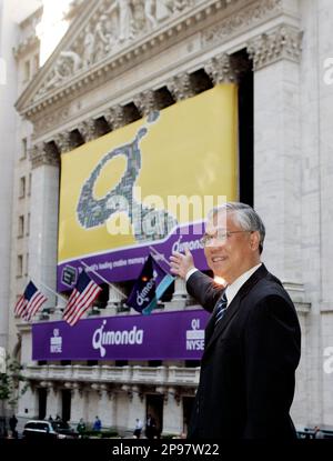 Kin Wah Loh, President and CEO of Qimonda AG, left, and Yukio Sakamoto ...
