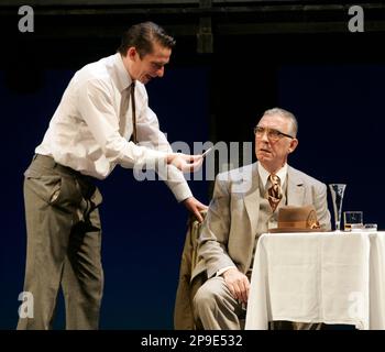 Heinz Marecek in der Rolle des Willy Loman, Raphael von Bargen in der ...