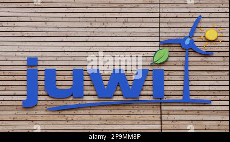 Das Logo am Gebaeude der Firma juwi AG, fotografiert am Montag, 15 ...
