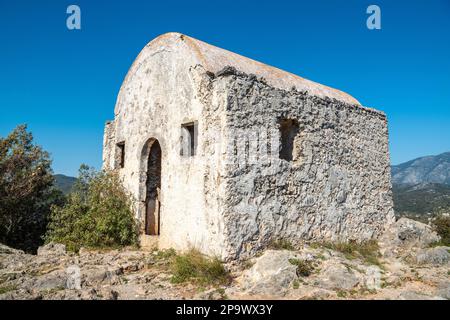 Ruine der Kapelle auf einem Hügel im verlassenen Dorf Kayakoy (Levissi ...