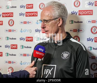 Mick McCarthy, Manager von Blackpool, spricht mit Sky Sports während ...