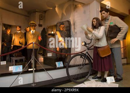 Die Wachsfigur von Adolf Hitler sitzt am Donnerstag, 3. Juli 2008, im ...