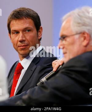 Der Vorstandsvorsitzende der Deutschen Telekom, Rene Obermann, posiert ...