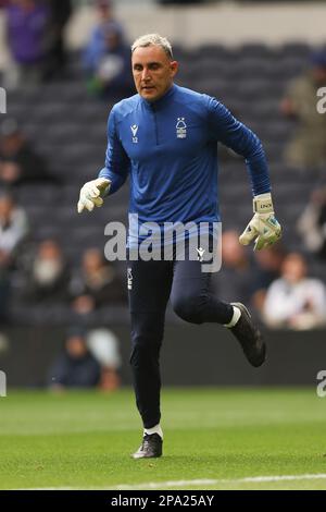 Keylor Navas, Torwart im Nottingham Forest, wärmt sich vor dem Spiel ...