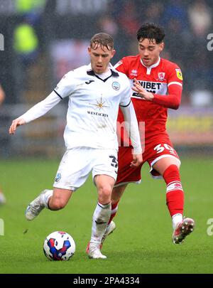 Oli Cooper von Swansea City und Riley McGree von Middlesbrough kämpfen ...