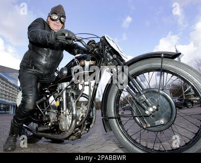 Motorradfahrer Bernd Koester sitzt am Dienstag, 18. Maerz 2008, vor der ...