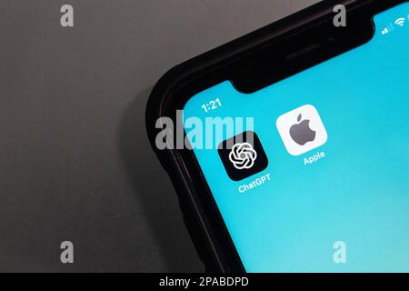 Vancouver, KANADA - März 8 2023 : ChatGPT- und Apple-Symbole auf einem iPhone-Bildschirm ...