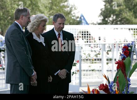 Evelyn Husband-Thompson, left, widow of Colonel Rick Husband, space ...