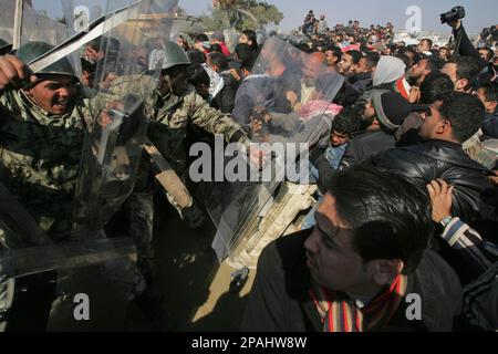 Egyptian border guards and riot police officers clash with Palestinians ...