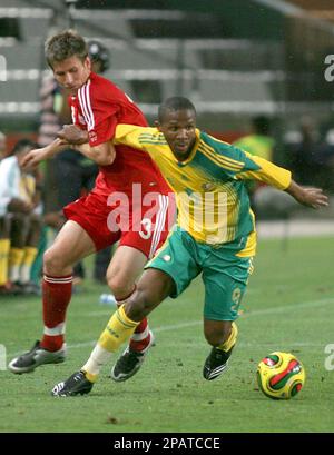 South Africa's Thembinkosi Fanteni, left, vies for the ball with New ...