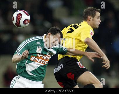 Rapids Mario Tokic, links kaempft mit Salzburgs Alexander Zickler um ...