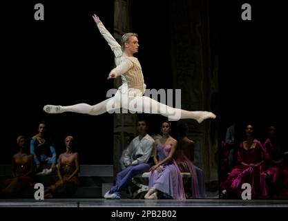 Andrian Fadeyev in der Rolle des Prinzen Nussknacker, stehend, und ...