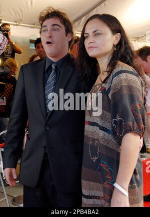 Schauspieler Joaquin Phoenix und Schwester, Schauspielerin Rain Phoenix, gehen auf dem roten ...