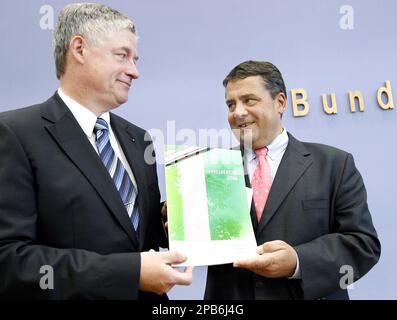 Bundesumweltminister Sigmar Gabriel, rechts, und der Praesident des ...