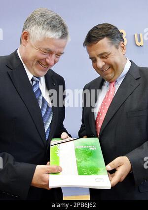 Bundesumweltminister Sigmar Gabriel, rechts, und Wolfram Koenig ...