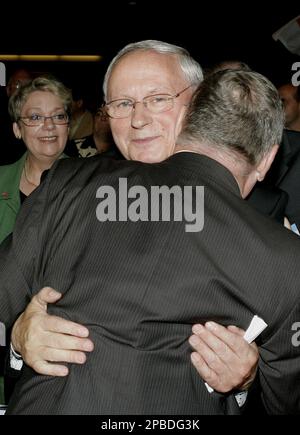 Linke-Chef Oskar Lafontaine, rechts, und Gregor Gysi, der ...
