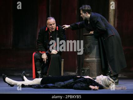 Toni Slama in der Rolle der schwarzen Gestalt und Caroline Vasicek als ...