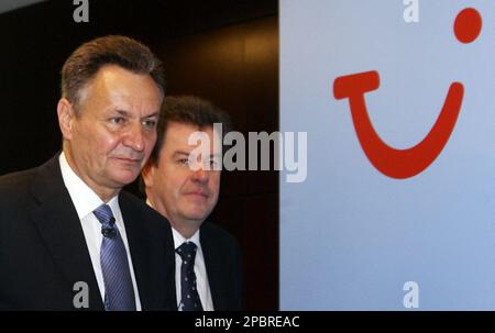 Michael Frenzel, Vorstandsvorsitzender des Reisekonzerns TUI, rechts ...