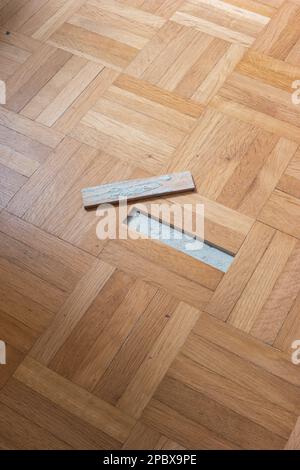 Die Holzfliesen eines alten Parkettfußbodens des Apartments sind nicht oder nicht geklemmt ...