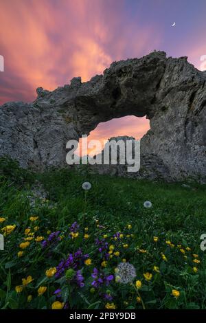 Bodenhöhe der Höhle Arco de Portupekoleze mit Doppelloch in ...