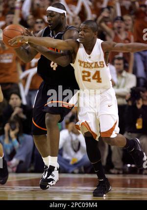 Texas guard Justin Mason (24) dunks the bal against Memphis in the ...