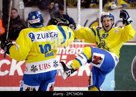 Swiss HC Davos player Eero Somervuori, center, celebrates his goal in ...