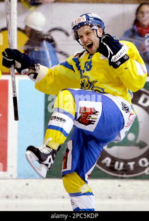 Swiss HC Davos player Eero Somervuori, center, celebrates his goal in ...