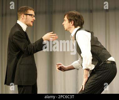 Till Firit in der Rolle des Nick, Guenter Franzmeier als George, Maria ...
