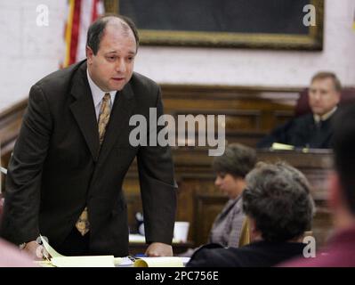Defense attorney Ken Myers, left, addresses the jury during closing ...