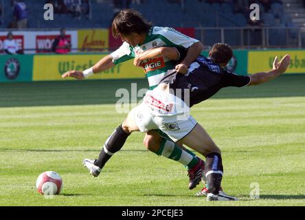 Mate Bilic von Rapid und Christoph Leitgeb von Sturm, rechts, kaempfen ...