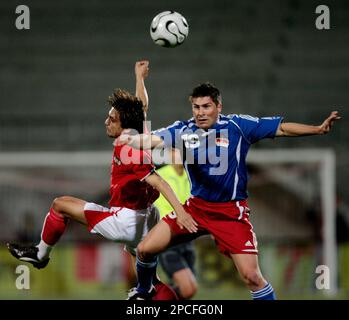 Kampf um den Ball zwischen Philipp Degen, links, gegen Ludovic Magnin ...