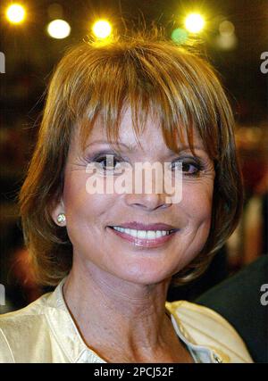Die Schauspielerin Uschi Glas posiert am Mittwoch, 22. Okt. 2003, vor dem Frankfurter Messeturm ...