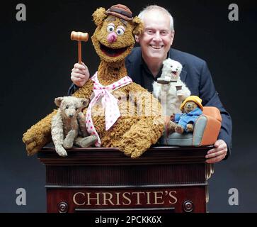 Der älteste Teddybär der Welt, ein Steiff PB28 (Mitte) aus dem Jahr ...